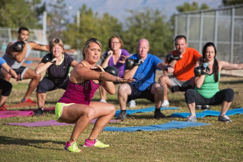 Groupe Mixte Faisant L'exercice De Boot Camp Photo stock - Image du ...