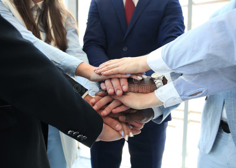 Groupe Multi-ethnique Des Jeunes Image stock - Image du cooperation ... Groupe Multi-ethnique Des Jeunes Image stock - Image du cooperation ...