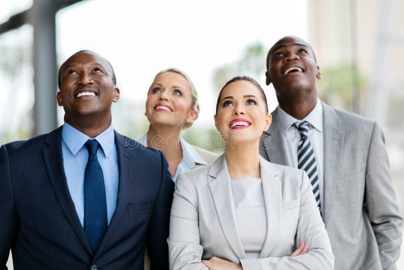 Groupe Multiculturel Recherchant Image stock - Image du businesspeople ...