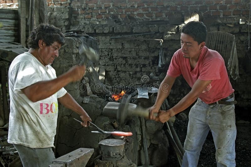 Groupez Le Portrait Des Forgerons Au Travail Dans La Forge Image stock ...