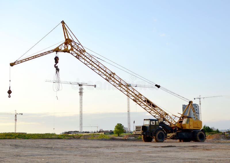 Gru Automatica Ad Un Cantiere Immagine Stock - Immagine di pesante ...