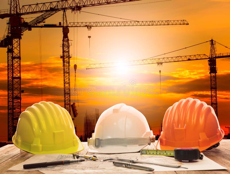 Gru in Cantiere E Tavola Di Funzionamento Fotografia Stock - Immagine ...