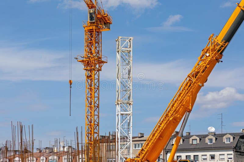 Gru da costruzione immagine stock. Immagine di giorno - 200308325