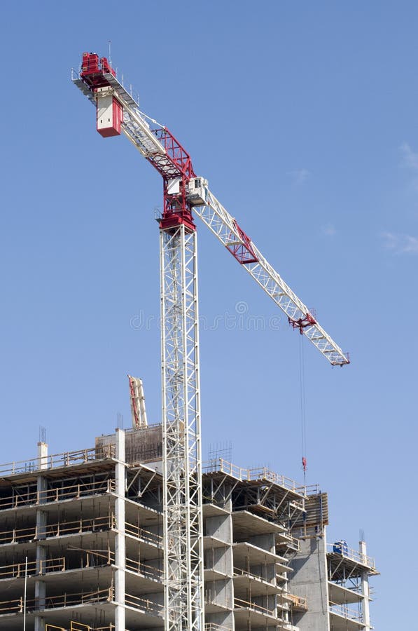 Gru e edificio moderno fotografia stock. Immagine di industria - 8317062