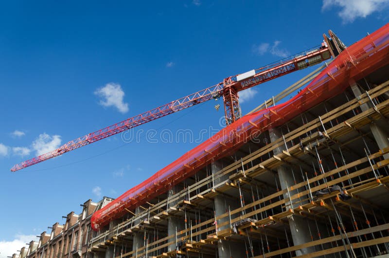 Gru Di Costruzione E La Costruzione Fotografia Stock - Immagine di ...