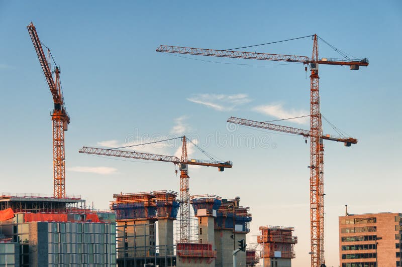 Gru Giganti in Un Cantiere Edile Fotografia Stock - Immagine di ...