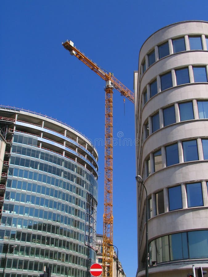 Gru su edifici moderni fotografia stock. Immagine di soleggiato - 211736