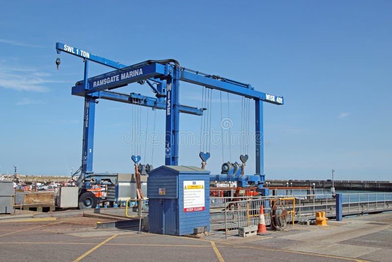 Grua da doca seca imagem editorial. Imagem de kent, reparar - 33370250