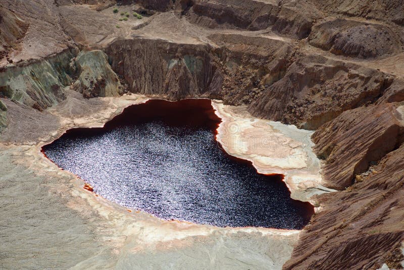 Gruben-Gruben-Schein stockbild. Bild von grabung, felsen - 11588763