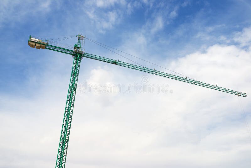 Grue De Construction Verte, Fonctionnant Dans Un Chantier Image stock ...