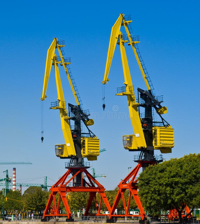 Grues image stock. Image du industrie, ciel, travail - 10867477