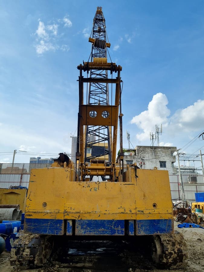 Grues Sur Le Chantier De Construction Une Machine Industrielle De Pieux ...