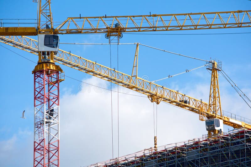 Grues Sur Un Chantier De Construction Image stock - Image du grues ...