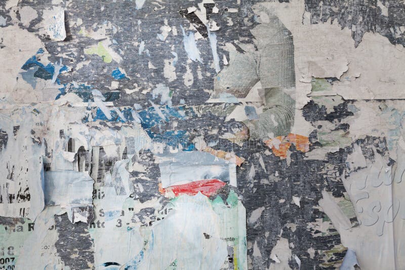 Muur Die Met Gescheurde En Oude Kranten Wordt Behangen Redactionele ...