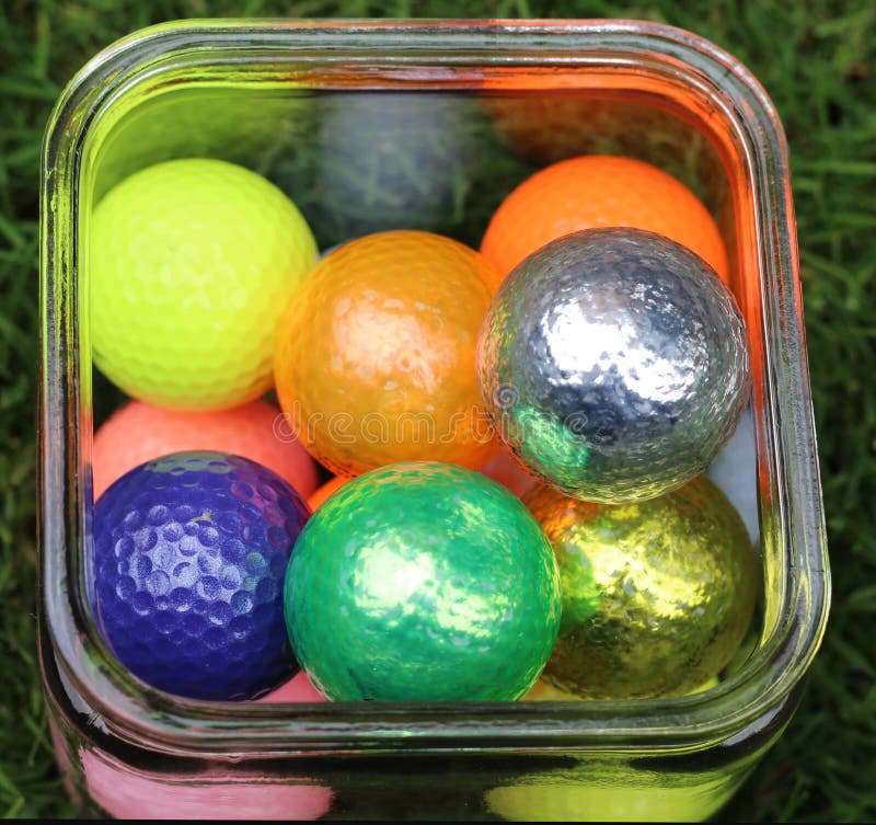 Pelotas de golf coloridas foto de archivo. Imagen de duro - 5832574
