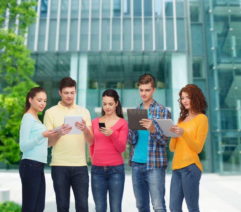 Grupo De Adolescentes Com Smartphones E Pc Da Tabuleta Foto De Stock