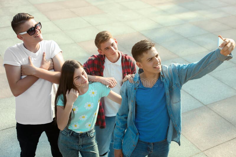 Grupo De Adolescentes Felices Foto de archivo - Imagen de joven, foto ...