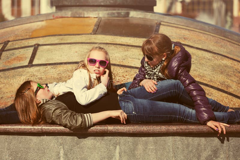 Grupo De Meninas Adolescentes Felizes Em Uma Rua Da Cidade Foto De