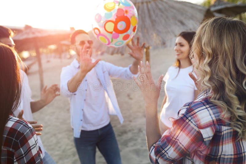 Grupo De Amigos Alegres Jovenes Que Juegan Con La Bola Foto de archivo ...