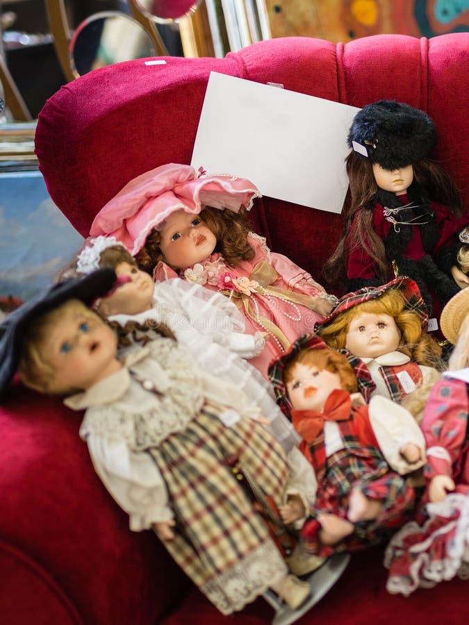 Grupo De Bonecas Antigas Em Um Sof? Vermelho Imagem de Stock - Imagem ...