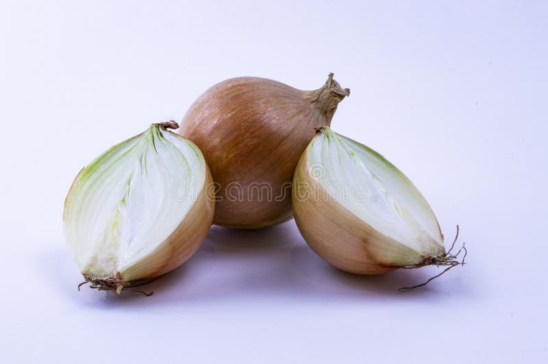 Grupo De Cebola De Duas Cebolas Da Metade No Fundo Branco Imagem de ...