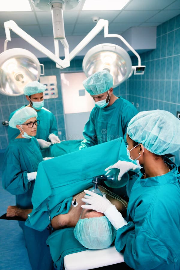 Grupo De Cirujanos Trabajando En Sala De Operaciones En El Hospital