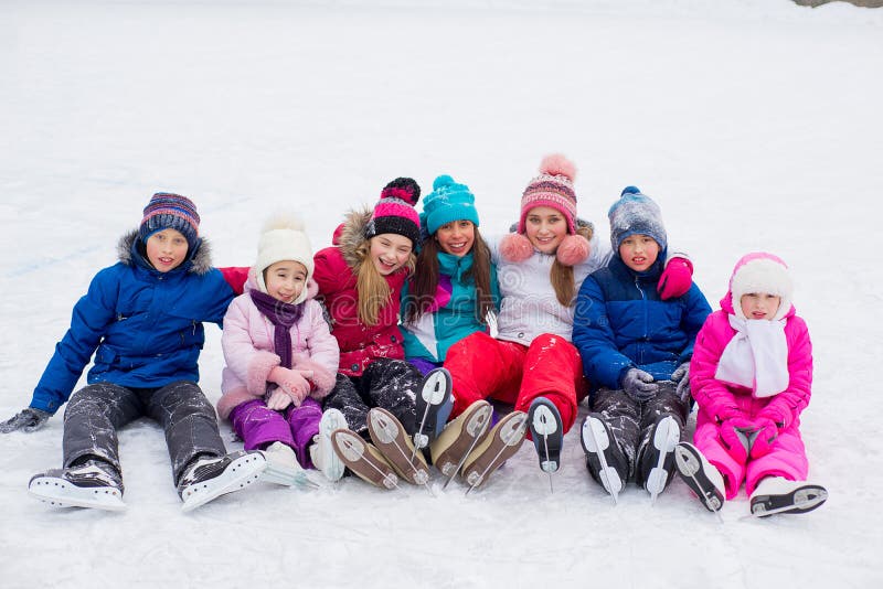Menina Do Skater Que Senta-se No Gelo Foto de Stock - Imagem de neve ...