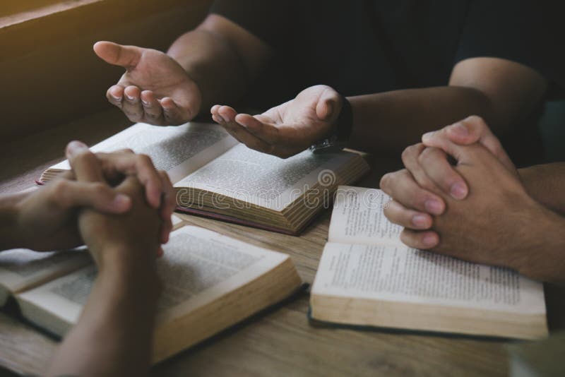 Grupo De Cristãos Lendo E Estudando a Bíblia Em Casa E Rezando Juntos ... Grupo De Cristãos Lendo E Estudando a Bíblia Em Casa E Rezando Juntos ...