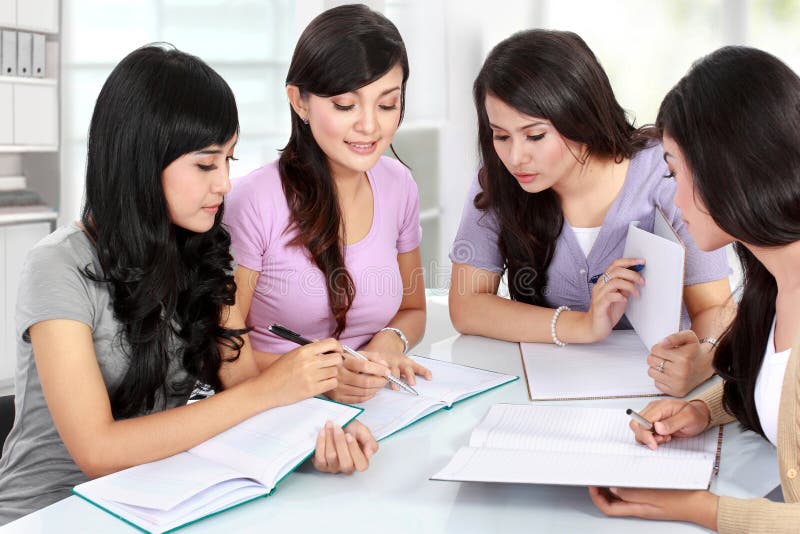 Grupo De Estudiante Que Estudia Junto Foto de archivo - Imagen de gente ...