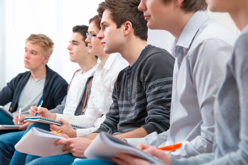 Grupo de estudiantes foto de archivo. Imagen de adolescentes - 26272026