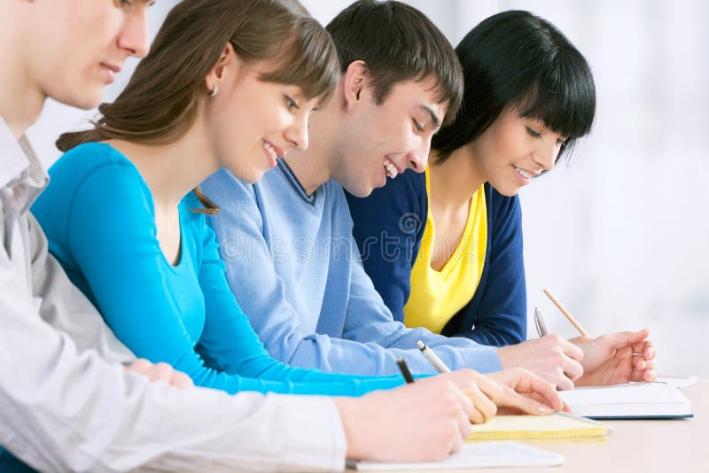 Grupo De Estudiantes Aprendiendo En La Universidad Imagen de archivo ...