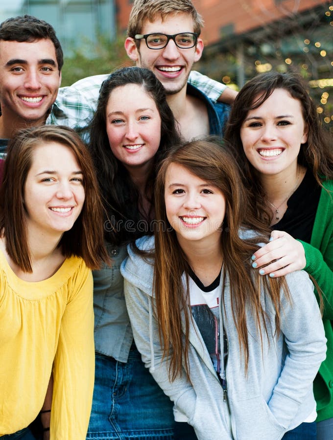 Grupo Grande De Chicas Jóvenes Foto de archivo - Imagen de adolescente ...