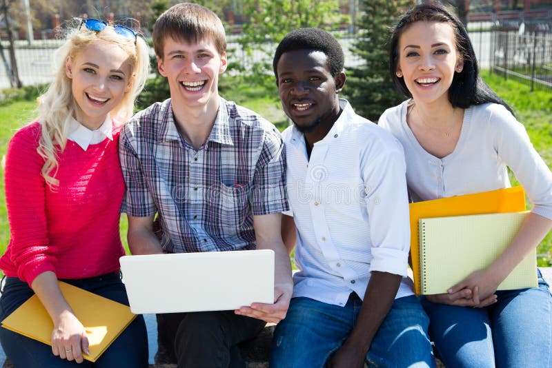Grupo De Estudiantes Felices Imagen de archivo - Imagen de cuadernos ...
