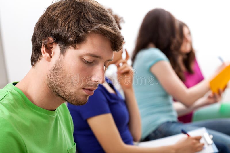 Grupo De Estudiantes En Clases Imagen de archivo - Imagen de estudiante ...