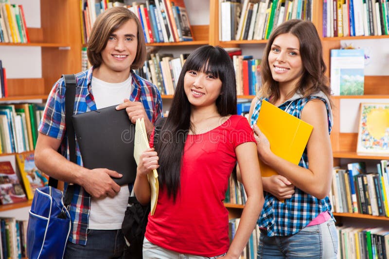 Grupo De Estudiantes En Una Biblioteca Foto de archivo - Imagen de ...