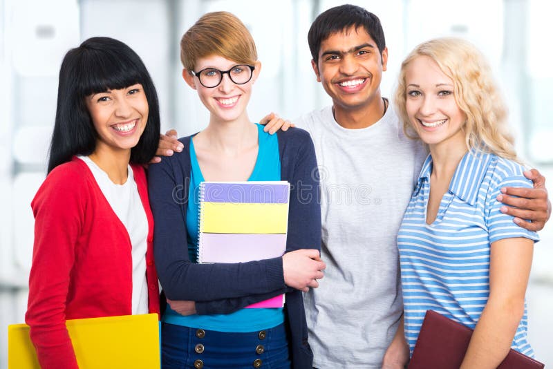 Estudiante Latino Feliz En Camisa Rosada Con Otros Estudiantes Foto de ...