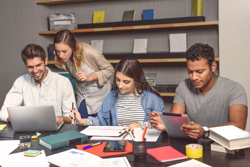 Grupo De Estudiantes Que Estudian Junto Imagen de archivo - Imagen de ...
