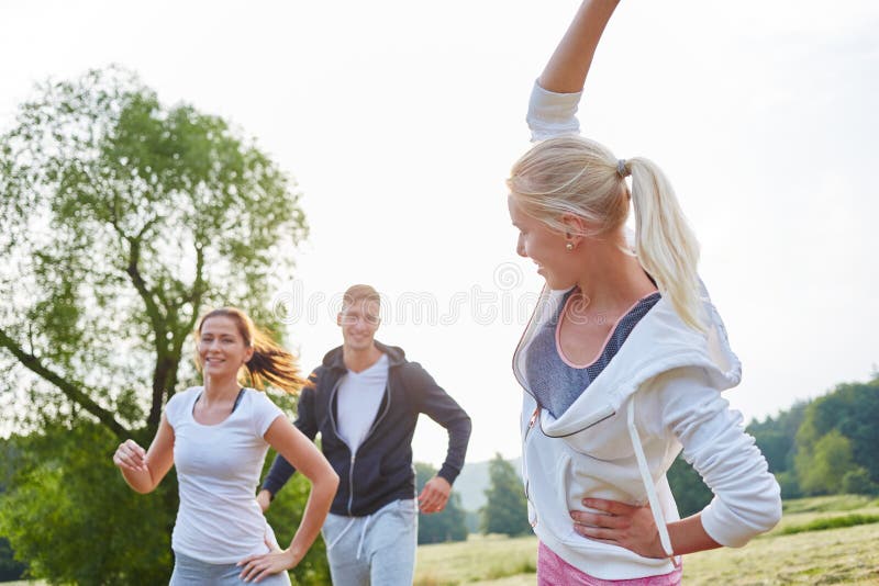 Grupo De Mujeres Maduras Activas Practicando Yoga Imagen de archivo ...