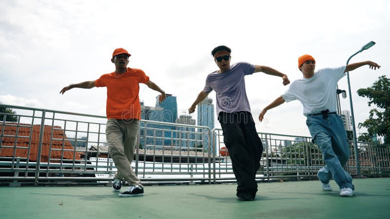 Grupo De Hábiles Bailarines De Ruptura Realizan El Paso Del Pie De Hip ... Grupo De Hábiles Bailarines De Ruptura Realizan El Paso Del Pie De Hip ...