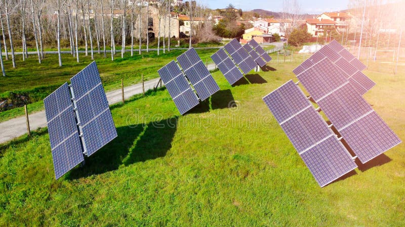 Grupo De Paneles Solares Modernos Orientados Al Sol Imagen de archivo ...