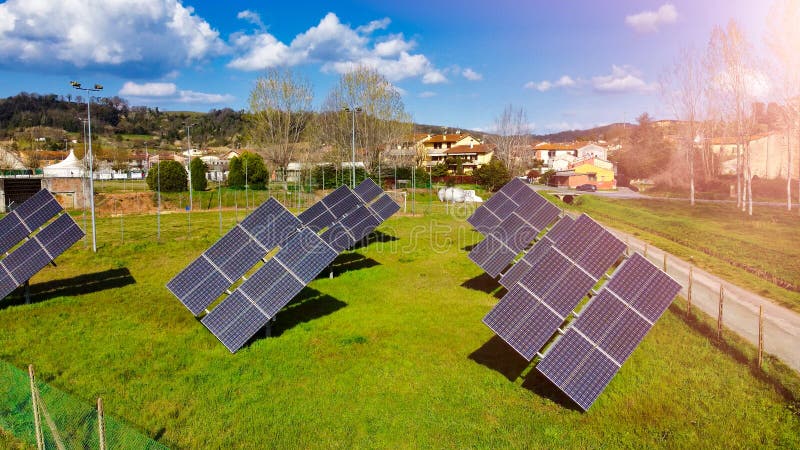 Grupo De Paneles Solares Modernos Orientados Al Sol Imagen de archivo ...