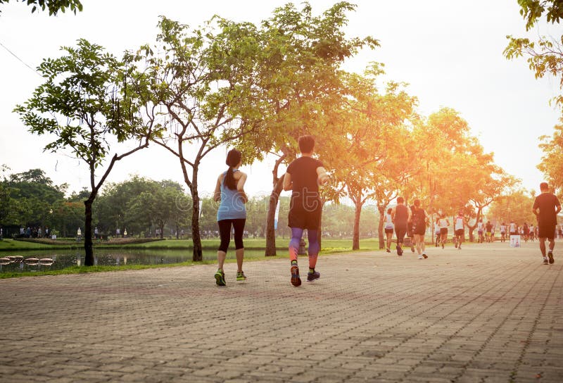 Grupo De Personas Que Activa En El Parque Fotografía editorial - Imagen ...