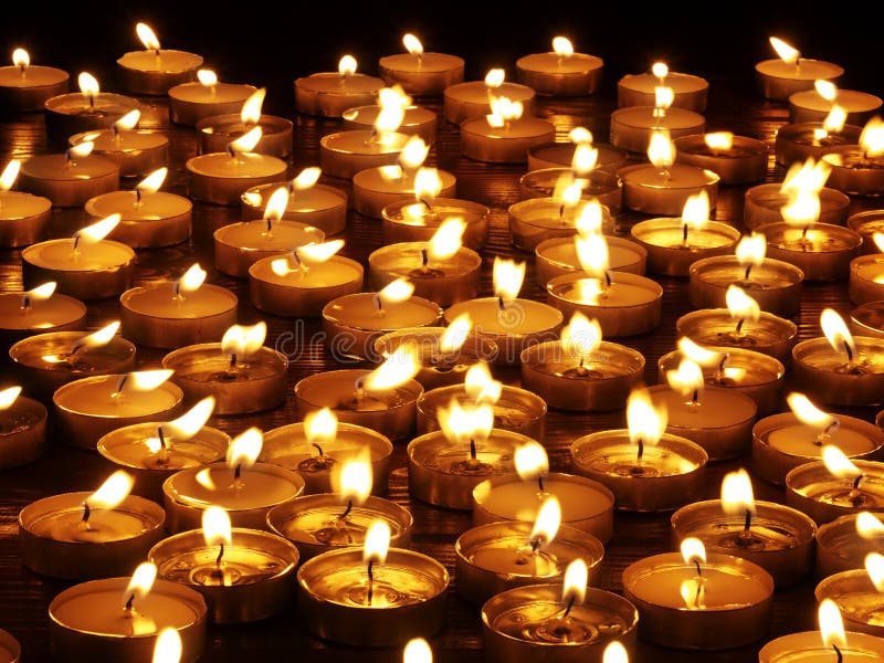 Grupo De Velas En Fondo Negro. Foto de archivo - Imagen de sano ...