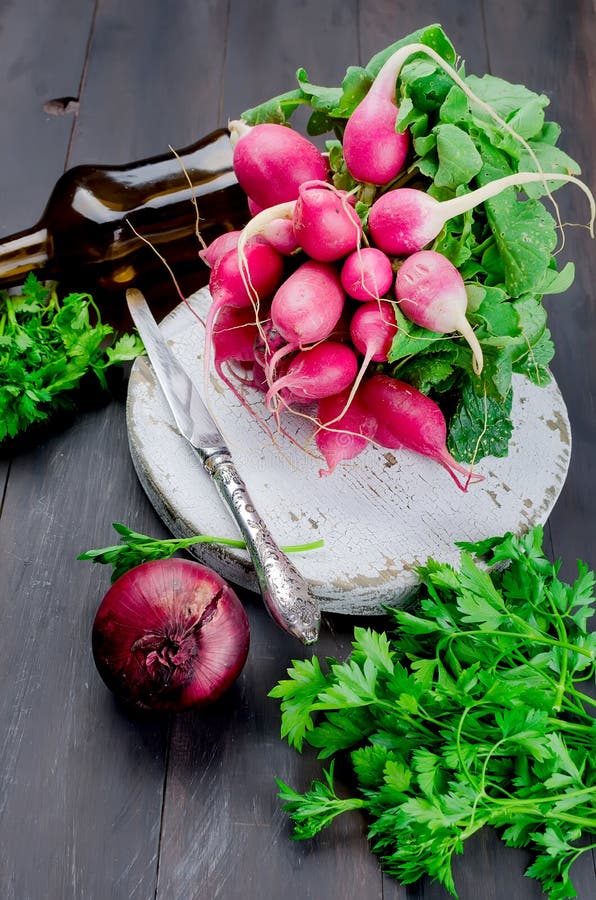 Grupo Dos Rabanetes Com Folhas Em Uma Tabela De Madeira Foto de Stock ...