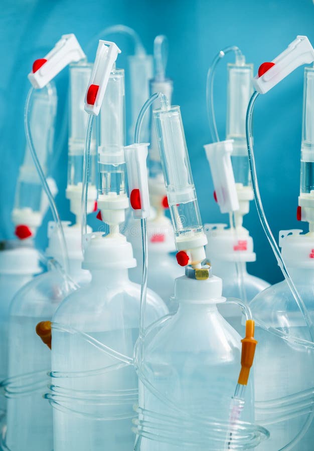 Grupos Da Infusão Com Solução Do Salin Imagem de Stock - Imagem de azul ...