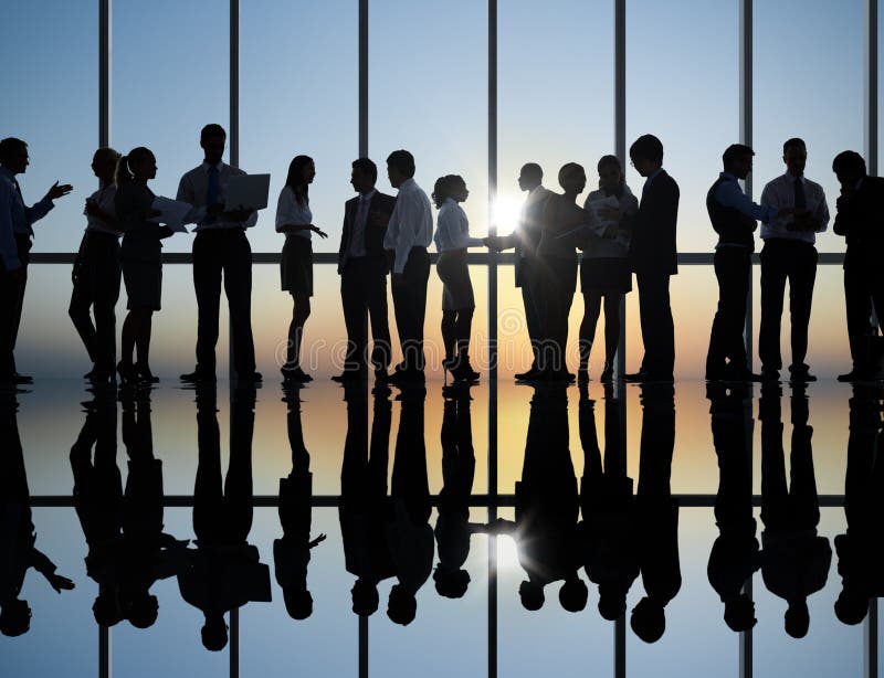 Grupp Av Affärsfolk Som Har Gruppdiskussion Arkivfoto - Bild av bygger ...