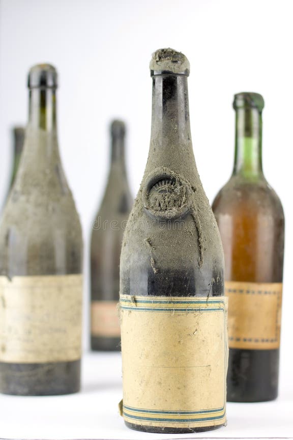 Grupp Av Gamla Dammiga Flaskor Av Vin Fotografering för Bildbyråer ...