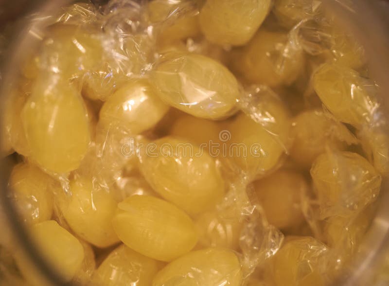 Gula Godisar Som Isoleras På En Vit Bakgrund Fotografering för ...