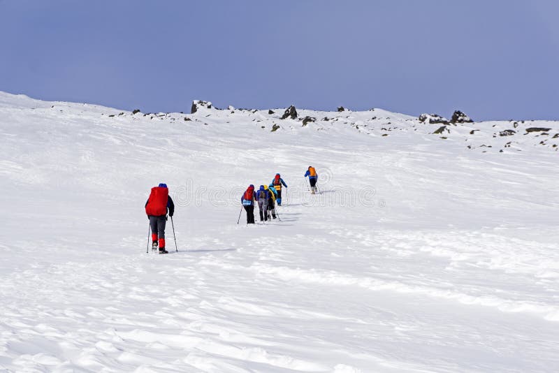 Gruppe Bergsteiger in Der Bergigen Arktischen Landschaft Stockbild ...