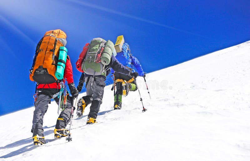 Gruppe Bergsteiger, Die Den Gipfel Erreichen Stockbild - Bild von ...